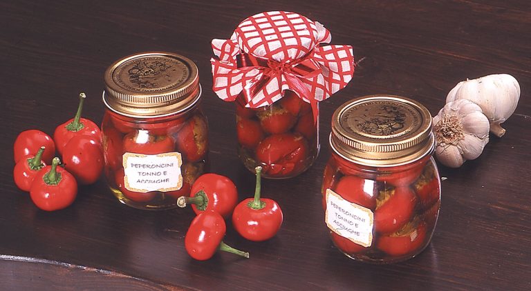 Peperoncini ripieni piccanti ricetta classica | Foto passo-passo ...