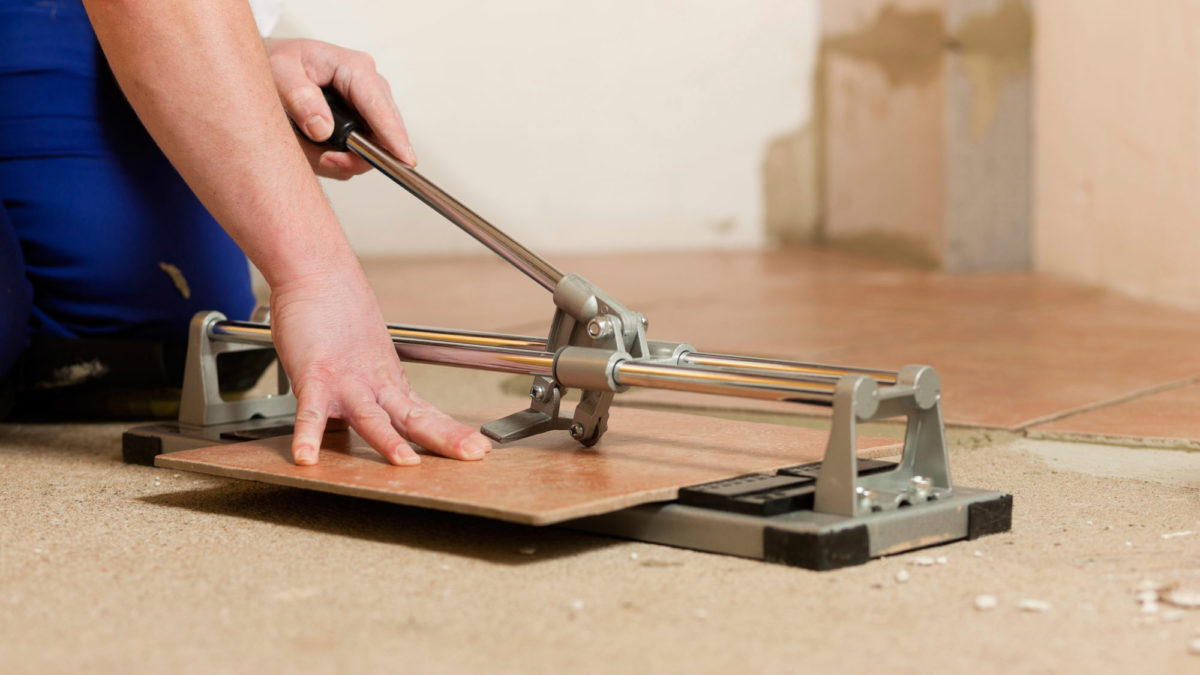 Tagliare piastrelle a mano | Utensili e tecniche | Pavimentare ...