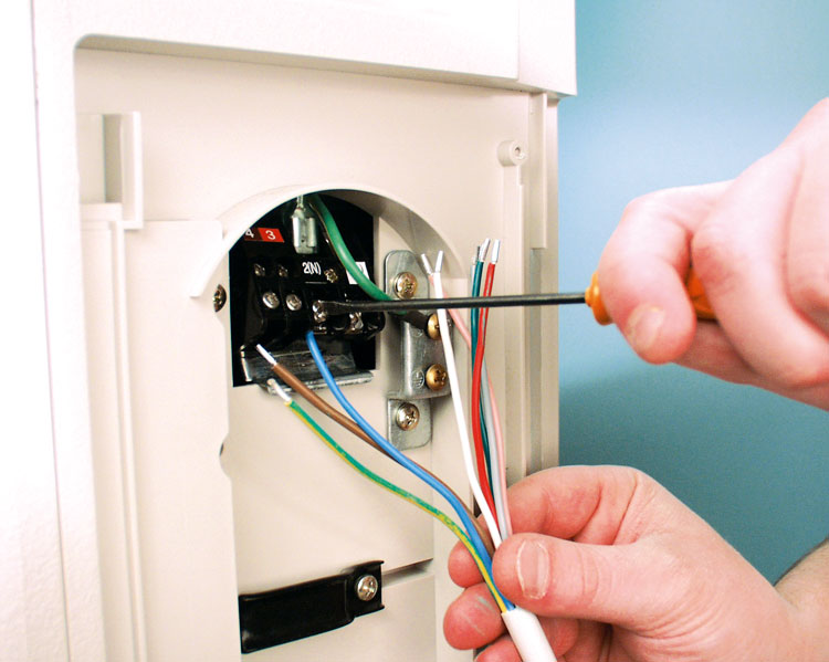 Installazione di un condizionatore in kit | Tecnica e permessi ...