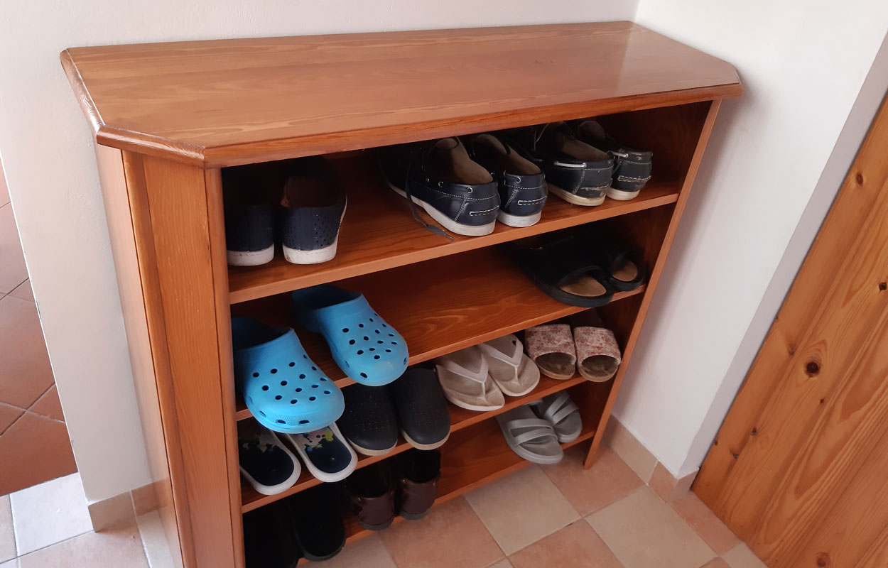 Scarpiera fai da te in larice con il frontale smussato | Bricoportale