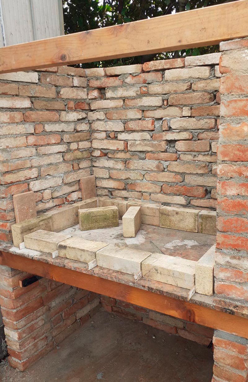 Barbecue in muratura fai da te con girarrosto | Bricoportale