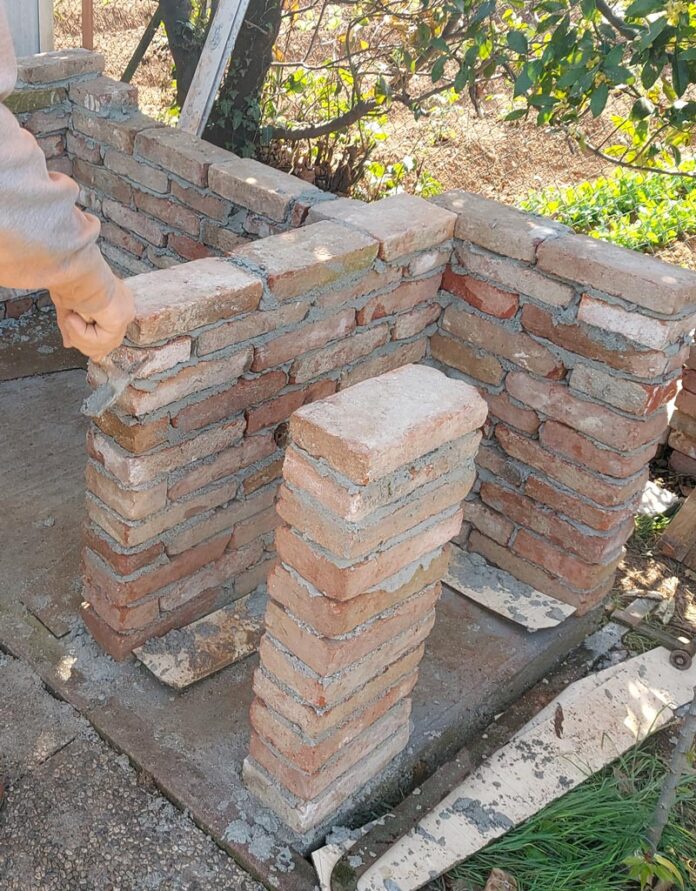 Barbecue in muratura fai da te con girarrosto | Bricoportale