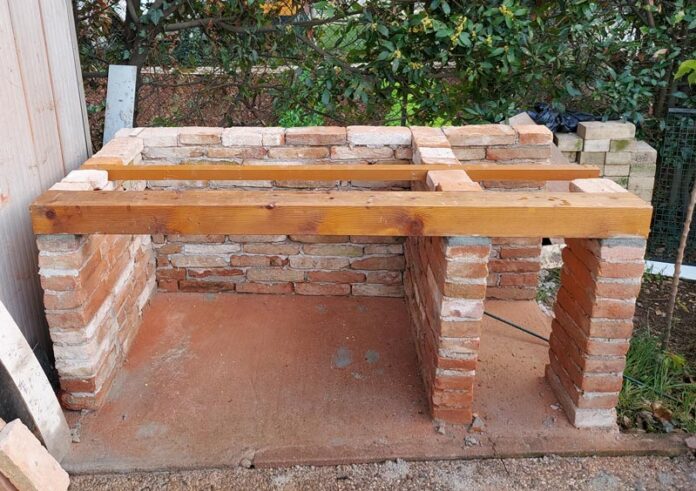 Barbecue in muratura fai da te con girarrosto | Bricoportale