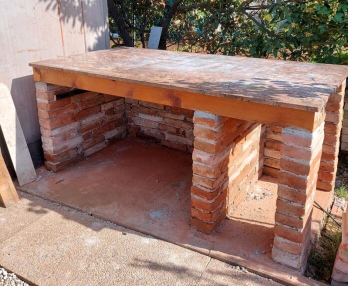 Barbecue in muratura fai da te con girarrosto | Bricoportale